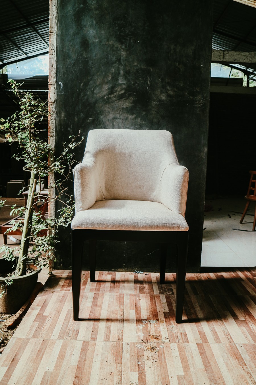 Kursi Sofa Arm, rangka kayu kombinasi kain, finishing duco, kursi cafe ...