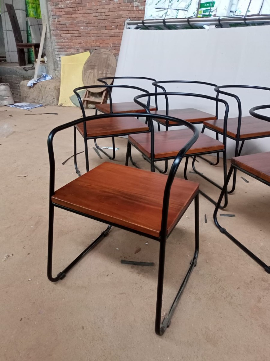 Kursi Cafe Industrial, rangka besi kombinasi kayu, finishing duco ...